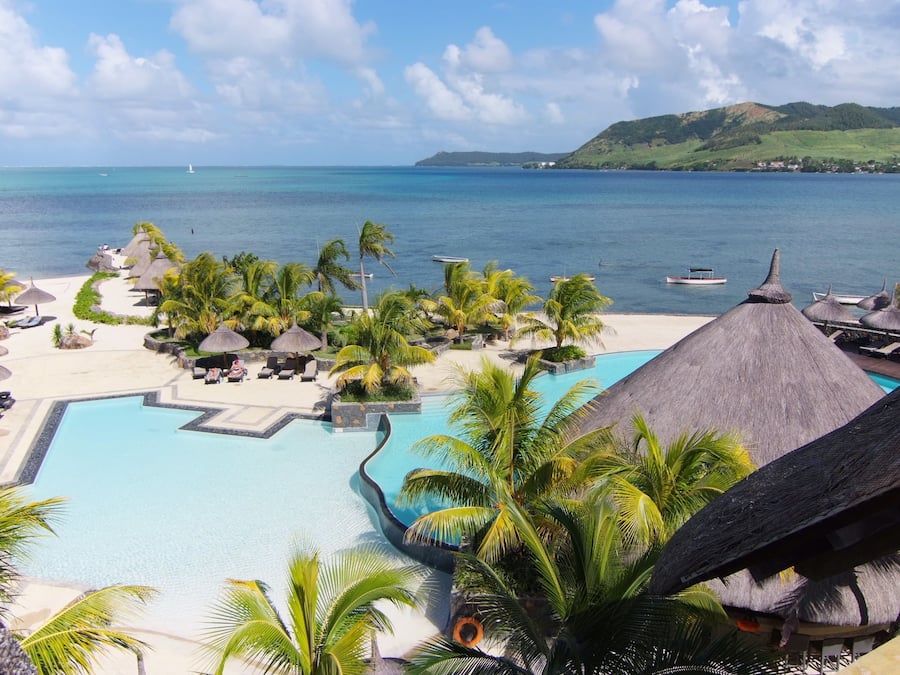 Piscina externa, guarda-sóis, espreguiçadeiras