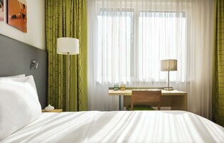 Roupas de cama antialérgicas, cofres nos quartos, escrivaninha