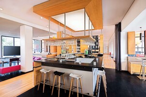 Vistas para o jardim, serve café da manhã, almoço e jantar 