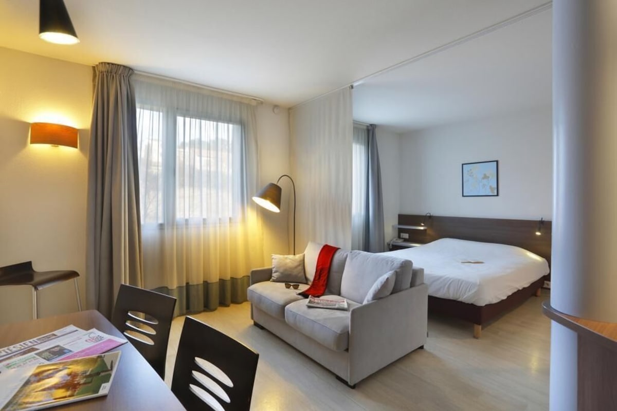 Roupas de cama premium, cofres nos quartos, escrivaninha