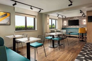 Café da manhã, almoço e jantar; culinária americana 