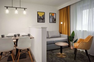Apartamento, várias camas | Secretária, secretária adequada para computadores portáteis 