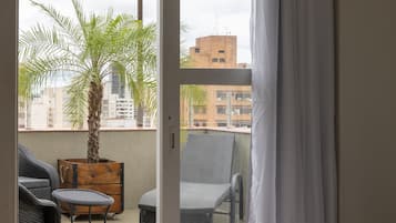 Suite-Estúdio de Luxo | Minibar, cofre com capacidade para portátil, secretária
