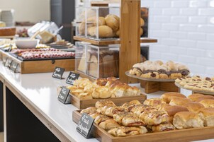 Café da manhã com buffet grátis durante a semana