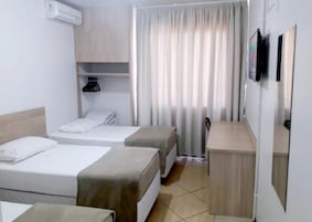 Quarto luxo, 3 camas de solteiro | Frigobar, escrivaninha, Wi-Fi de cortesia, roupa de cama