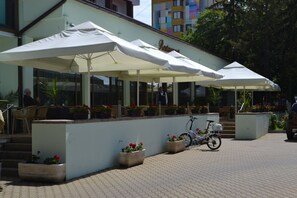 2 restaurantes: servem pequenos-almoços, almoços e jantares