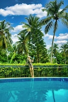 Piscina exterior, guarda-sóis, espreguiçadeiras