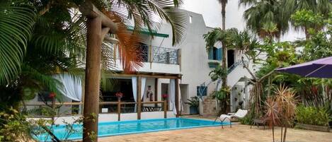 Piscina exterior, da(s) 10:00 à(s) 22:00, guarda-sóis, espreguiçadeiras