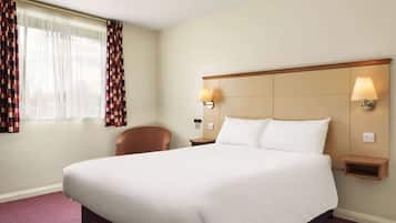 Secretária, ferro/tábua de engomar, berços/camas para crianças grátis