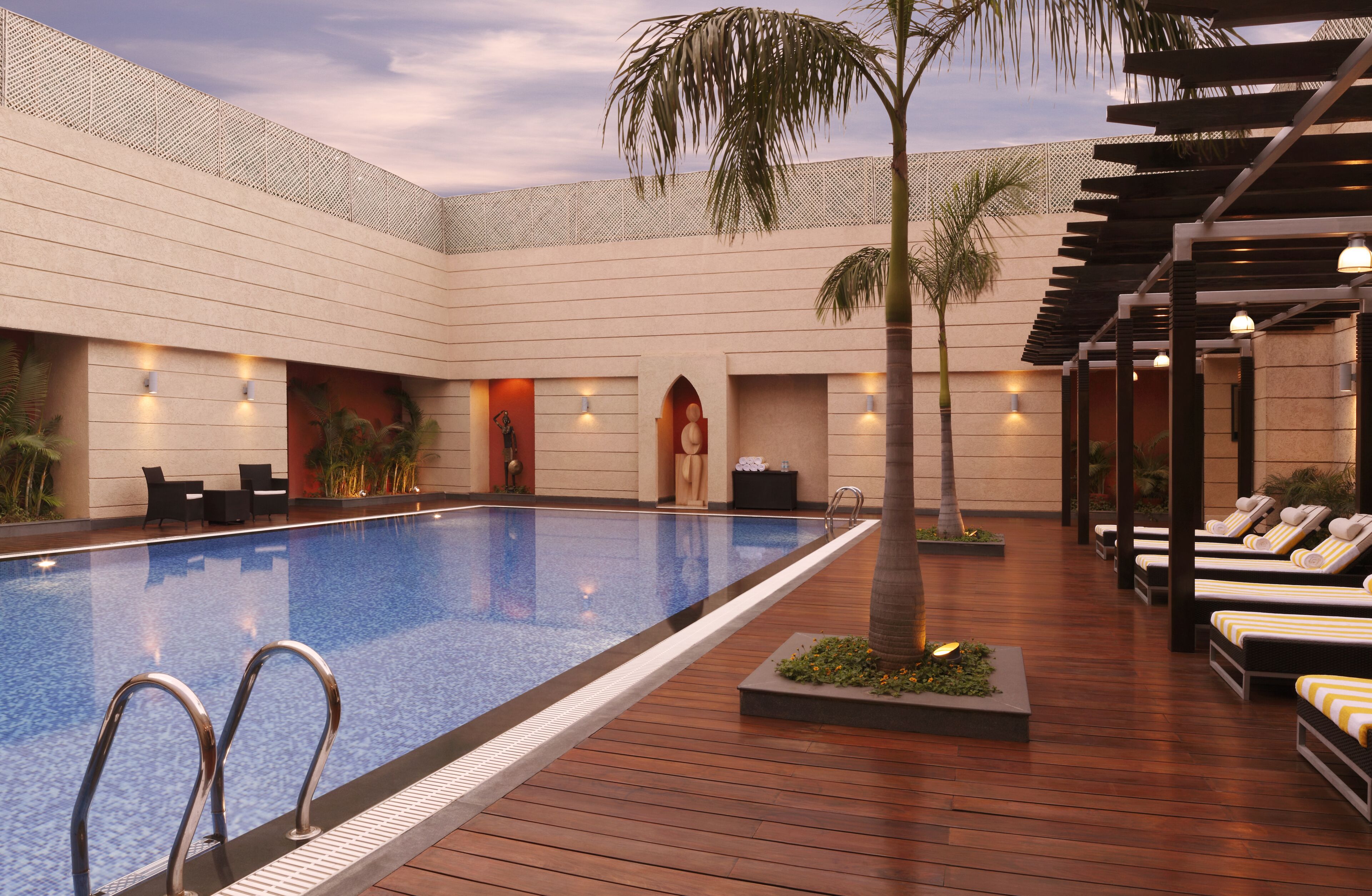 Piscina externa, espreguiçadeiras