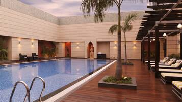 Piscina externa, espreguiçadeiras