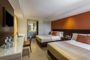 Quarto standard, 2 camas de casal | Vista do quarto