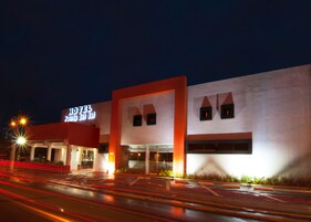 Fachada da propriedade à noite