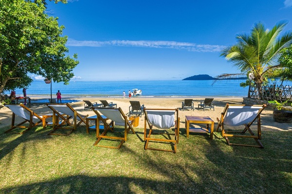 Praia particular, espreguiçadeiras, guarda-sóis, toalhas de praia