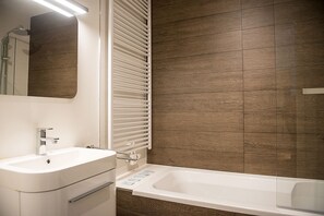 Quarto Familiar, 4 quartos, 2 casas de banho (No Kitchen No Living Room) | Casa de banho | Um polibã, artigos de higiene pessoal grátis, um secador de cabelo 