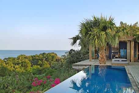 Piscina exterior, uma piscina transbordante, guarda-sóis . Days At Sea Beach Lodge