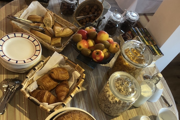 Pequeno-almoço tipo buffet diário (13 EUR por pessoa)