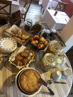 Pequeno-almoço tipo buffet diário (13 EUR por pessoa) 