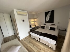 Quarto triplo conforto | Camas com colchões de espuma com sistema de memória, frigobar