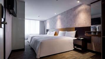 Quarto quádruplo, 2 camas de casal | Cofres nos quartos, escrivaninha, cortinas blackout, roupa de cama