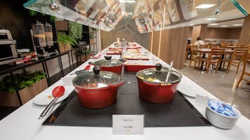2 restaurantes, é servido café da manhã