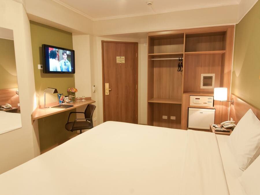 Frigobar, cofres nos quartos, escrivaninha, cortinas blackout