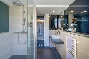The Innside Premium Room | Casa de banho | Artigos de higiene ecológicos, um secador de cabelo, toalhas fornecidas 