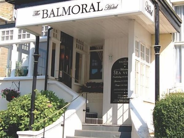 Hotel Balmoral com uma placa indicando que é um hotel.