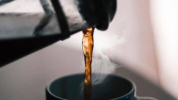 Café a ser servido em uma caneca.