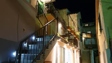 Fachada da propriedade à noite