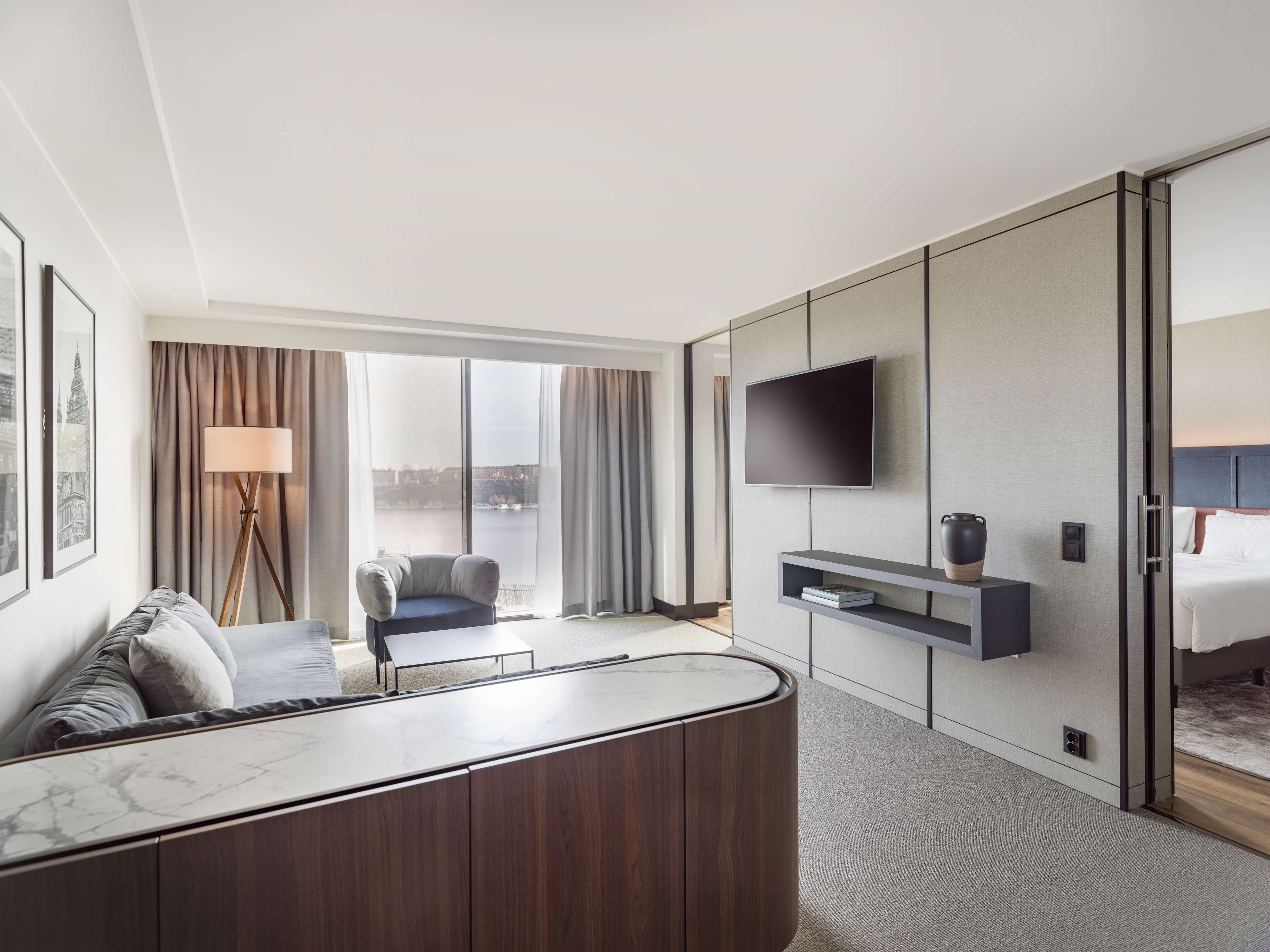 Roupas de cama antialérgicas, cofres nos quartos, escrivaninha