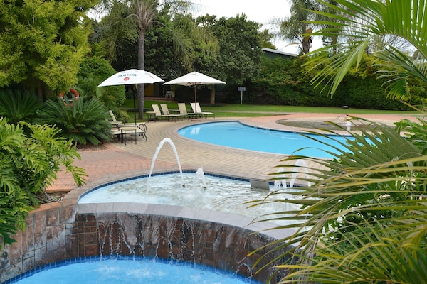 4 piscinas externas, guarda-sóis, espreguiçadeiras
