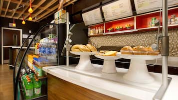 Café da manhã feito na hora todos os dias mediante uma taxa
