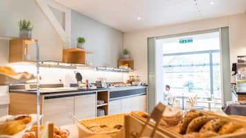 Pequenos-almoços servidos, com espaço para refeições ao ar livre