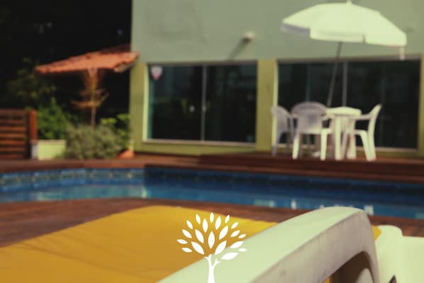 Piscina exterior, espreguiçadeiras