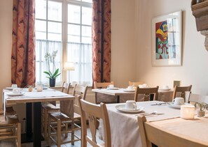 Pequeno-almoço tipo buffet diário (17 EUR por pessoa) 