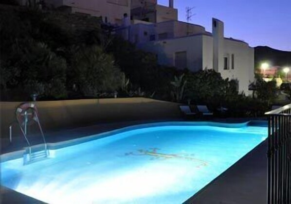 Piscina externa, espreguiçadeiras