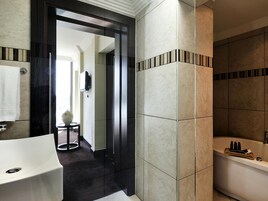Suite Deluxe, 1 cama queen-size, vista para o lago | Cofre no quarto, quartos insonorizados 