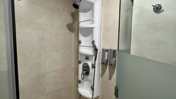Chuveiro com chuveiro manual, assento fixo e painel de controle.