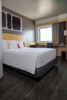 Quarto casal standard, 1 cama de casal | Cofres nos quartos, escrivaninha, ferros/tábuas de passar roupa