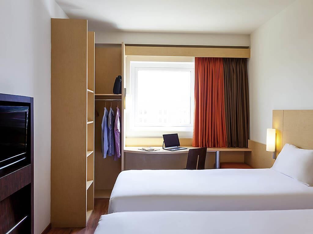 Quarto standard, 2 camas de solteiro | Cofres nos quartos, escrivaninha, ferros/tábuas de passar roupa