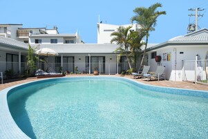 Piscina externa, funciona das 9h às 18h, guarda-sóis, espreguiçadeiras