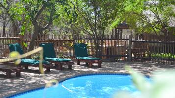 Piscina exterior, guarda-sóis, espreguiçadeiras