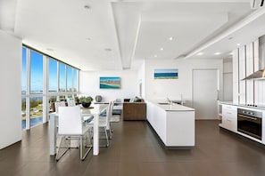 Apartamento Executivo, 2 quartos | Cozinha privada | Um frigorífico/congelador grande, um micro-ondas, um forno 