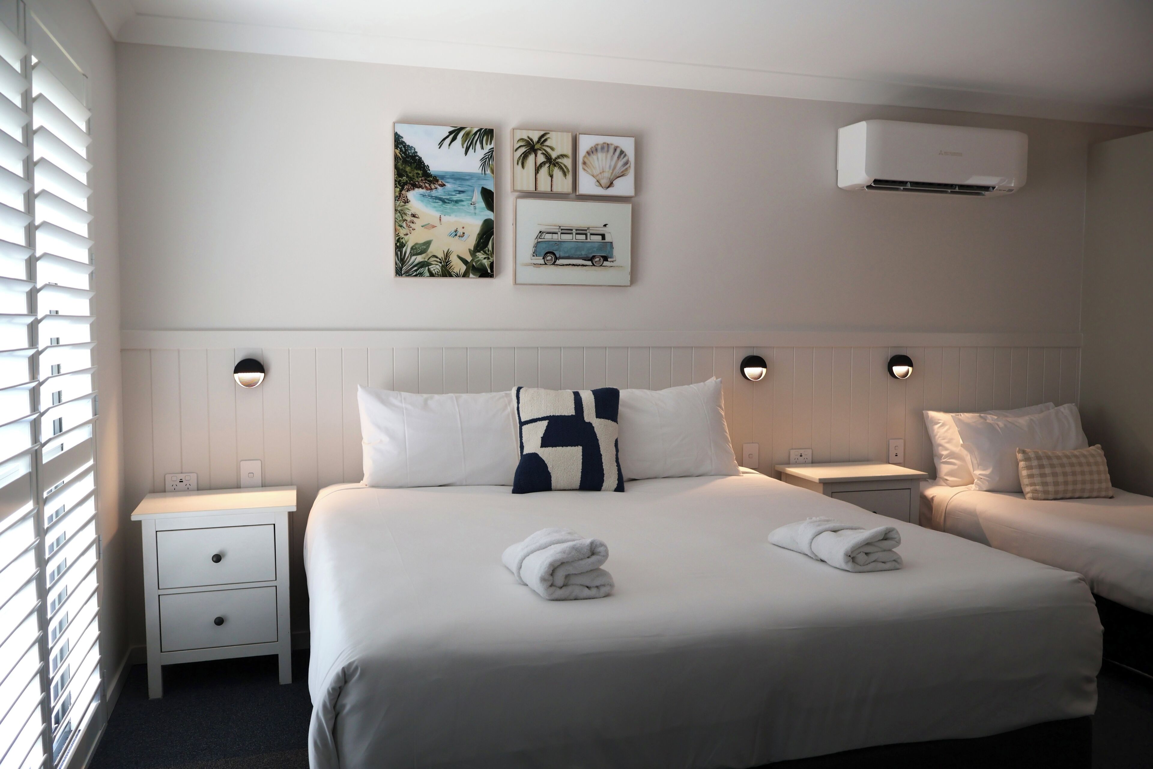 Quarto (Queen Motel) | Espaço de trabalho para notebook, roupa de cama