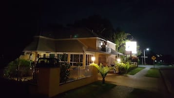 Fachada do alojamento (tarde/noite)