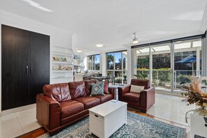 Apartamento Deluxe (Ground Floor) | Sala de estar | Televisor