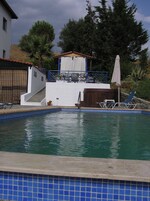 Piscina externa sazonal, piscina infinita, guarda-sóis, espreguiçadeiras