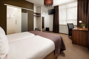 Quarto duplo conforto | Edredons de pluma, cofres nos quartos, escrivaninha