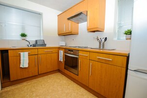 Apartamento Standard, 1 quarto | Cozinha privada | Um frigorífico, um micro-ondas, um forno, uma placa de cozinha 